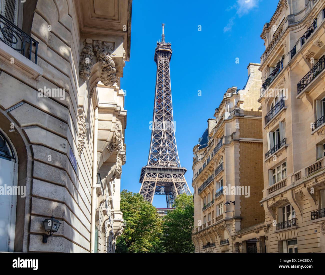 Paris homes eiffel hi-res stock photography and images - Alamy