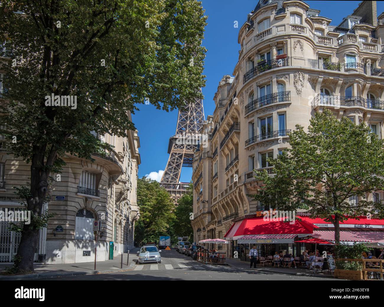 Paris homes eiffel hi-res stock photography and images - Alamy