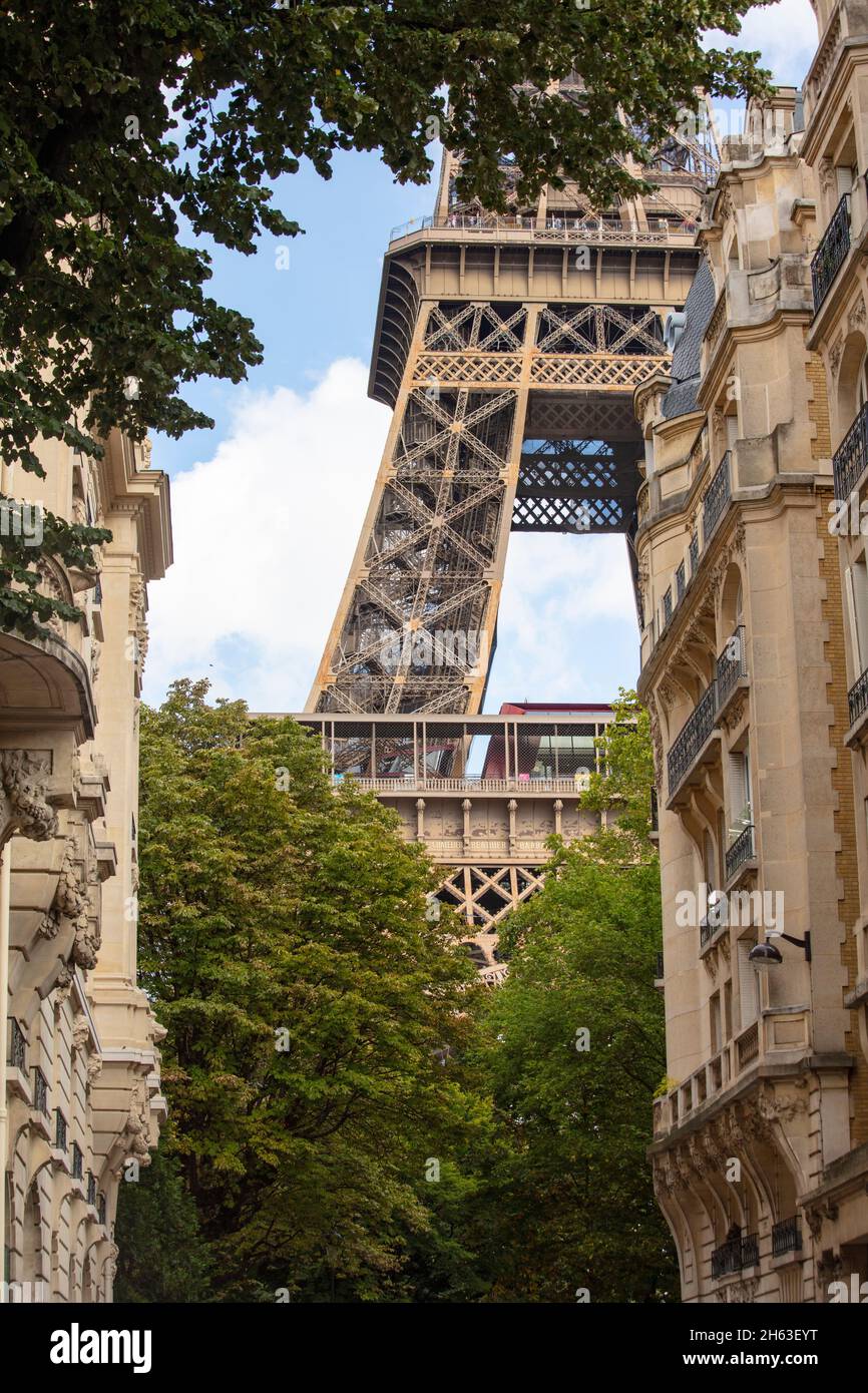 Paris homes eiffel hi-res stock photography and images - Alamy