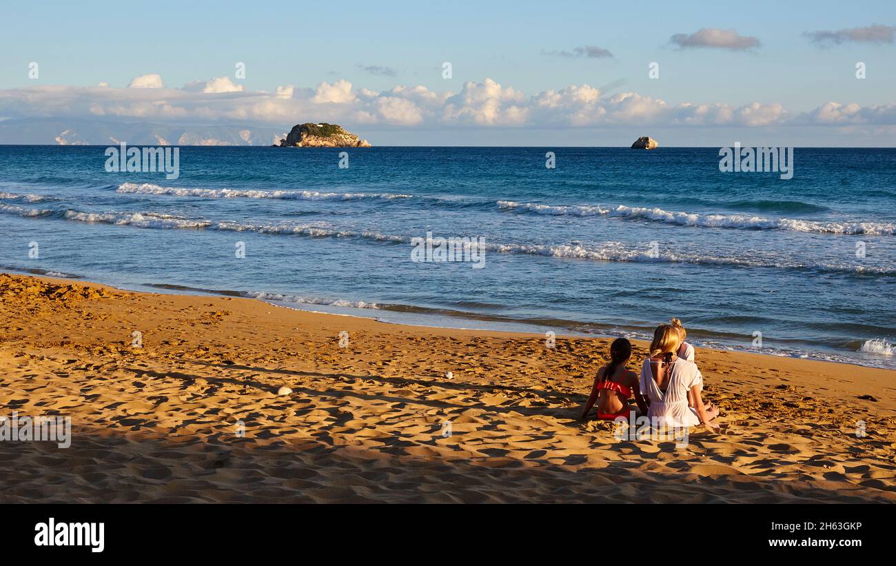 Two people look at the sea hi-res stock photography and images - Alamy