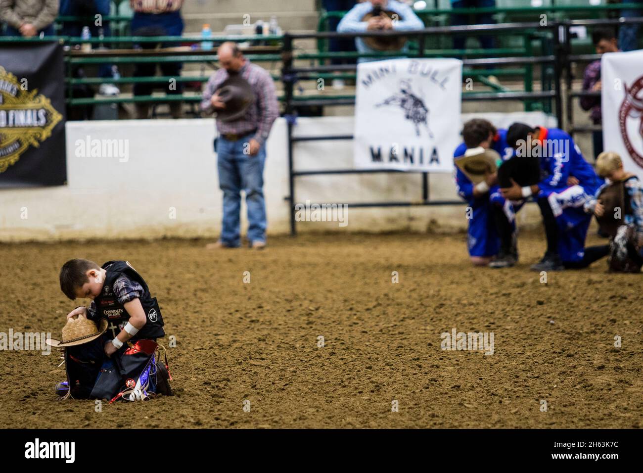 Reno, United States. 11th Nov, 2021. Young bull riders stop for a ...
