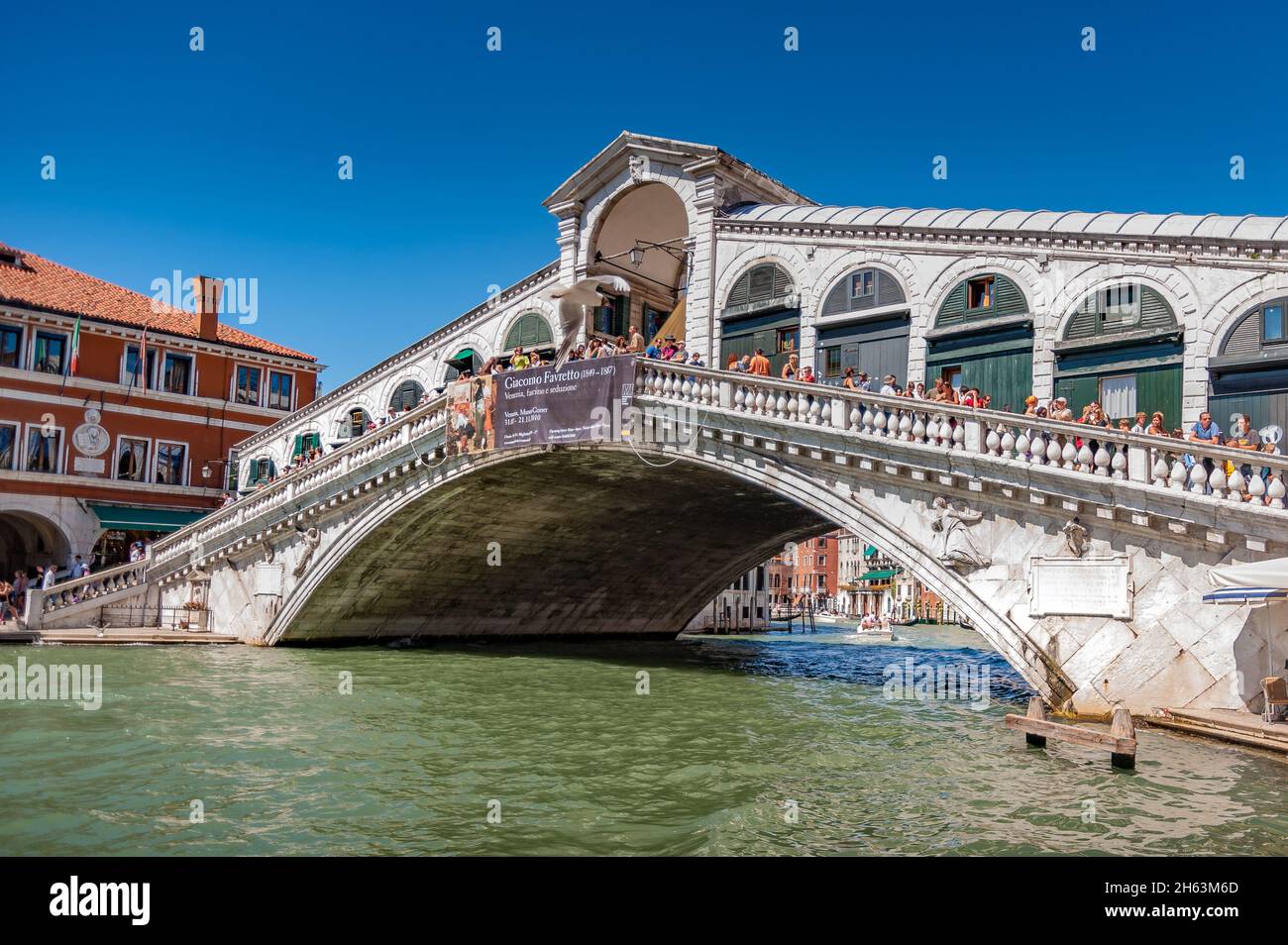 View of the Rialto Bridge - venice Stock Photo - Alamy