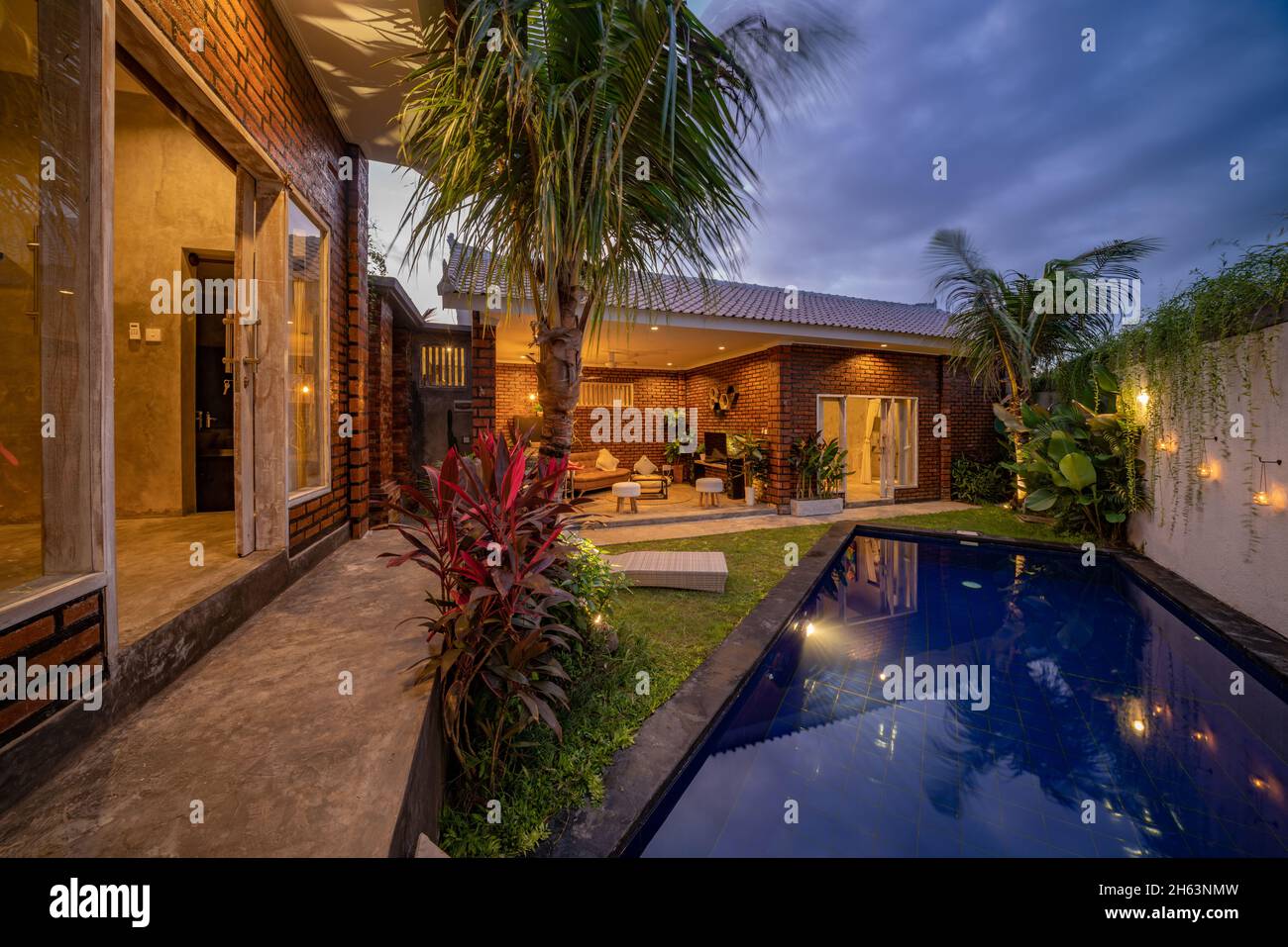 Modern house with swimming pool at night Stock Photo - Alamy