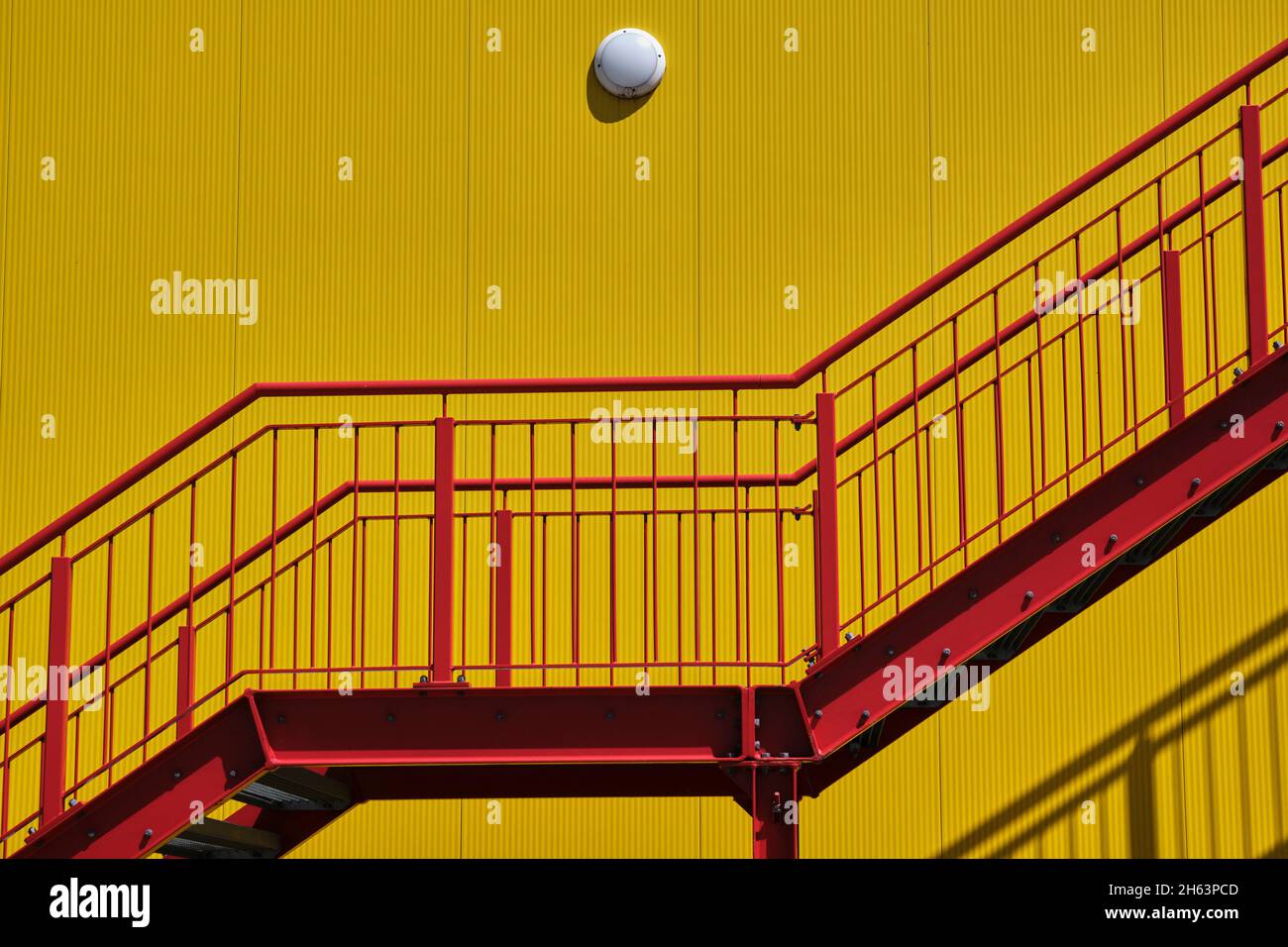 Red wall and staircase hi-res stock photography and images - Alamy