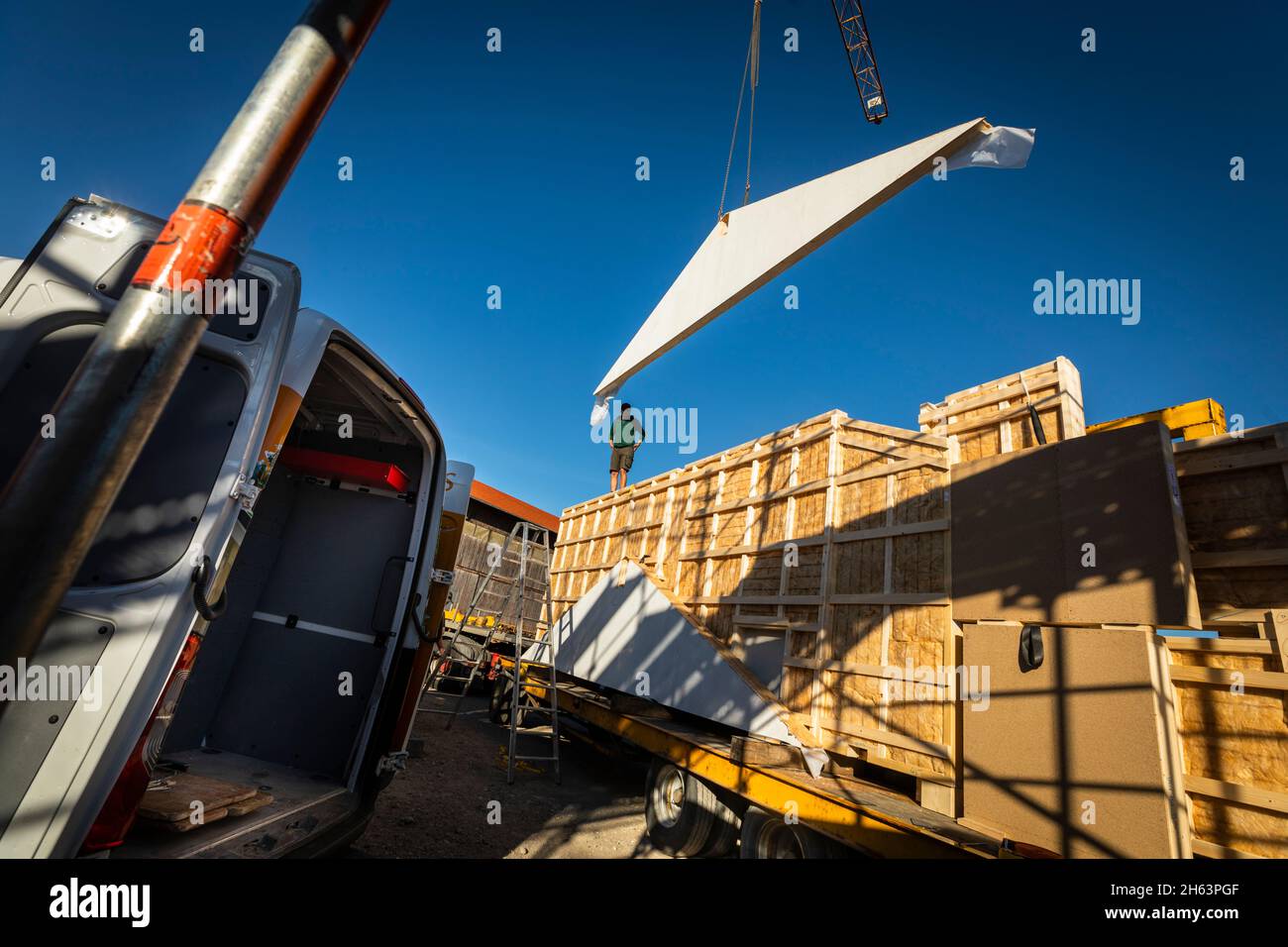 Delivery prefabricated wooden house hi-res stock photography and images ...