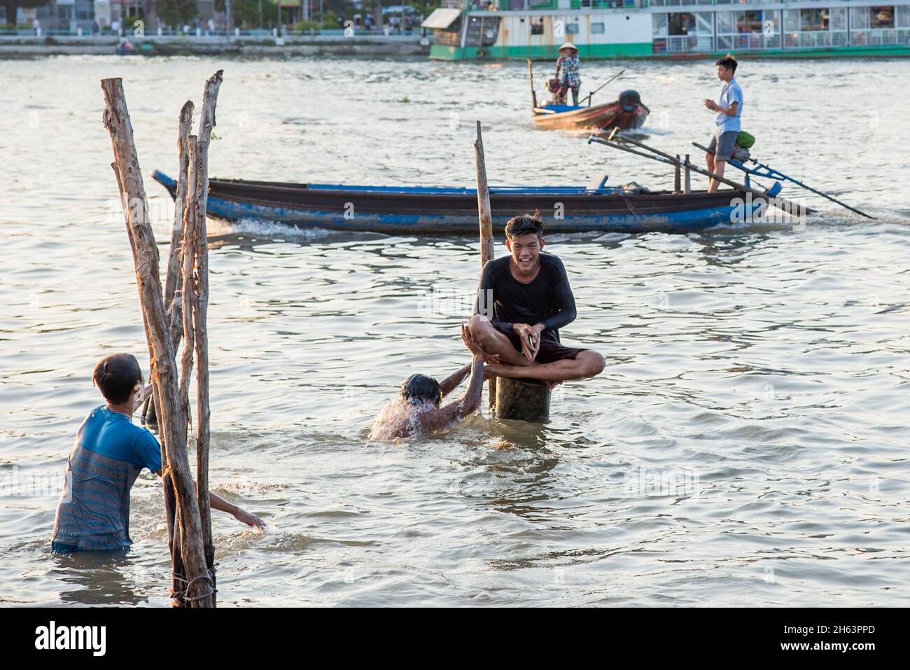 Mekong delta vietnam river bathing hi-res stock photography and images ...