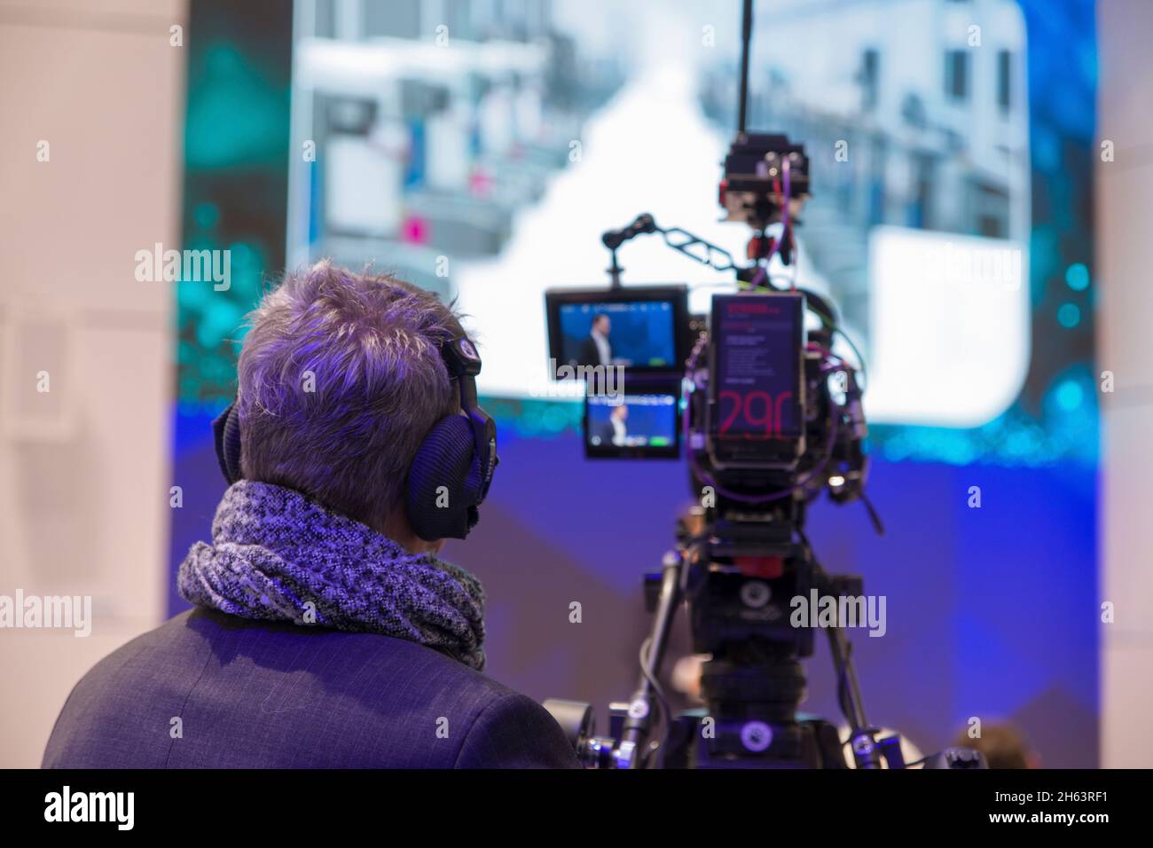 Man films professional camera hi-res stock photography and images - Alamy