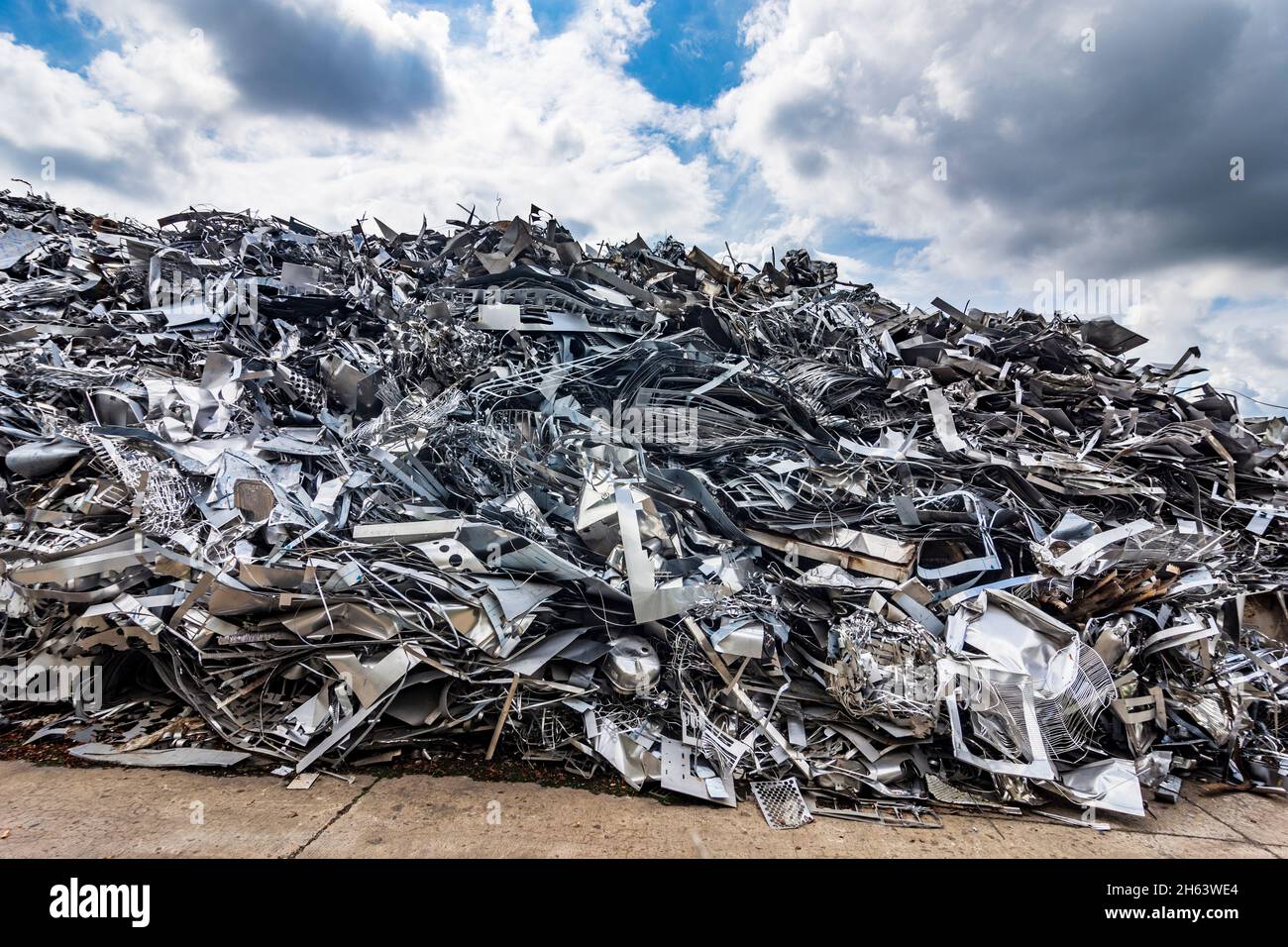 Scrap metal on heap in sachsen hi-res stock photography and images - Alamy