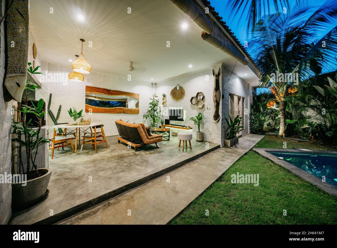 Exterior view luxury villa inside hi-res stock photography and images ...