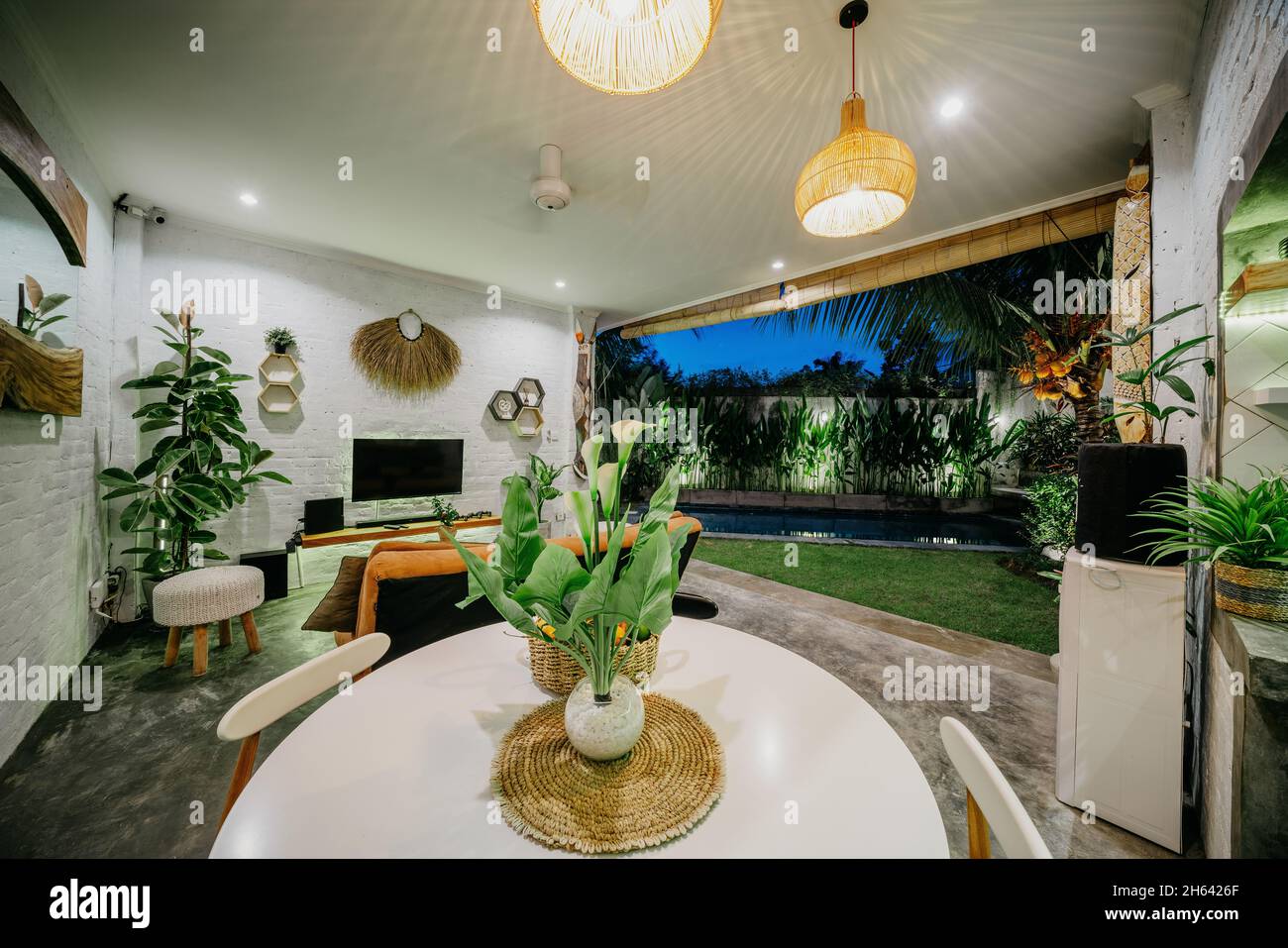 Exterior view luxury villa inside hi-res stock photography and images ...
