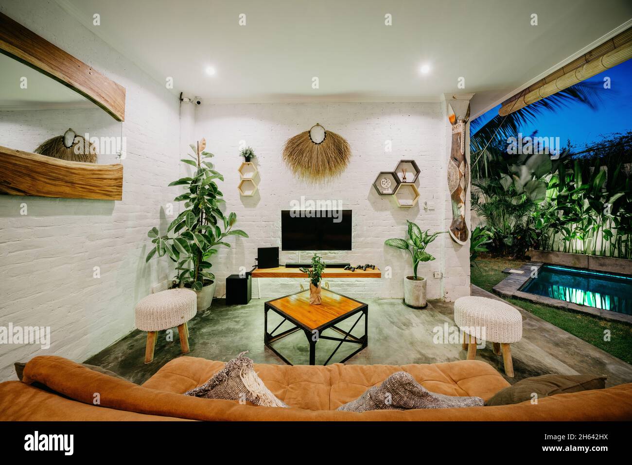 Exterior view luxury villa inside hi-res stock photography and images ...