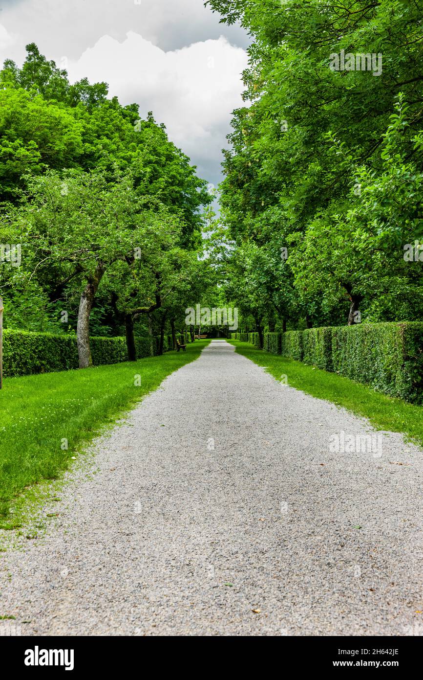 People walk through green park hi-res stock photography and images - Alamy