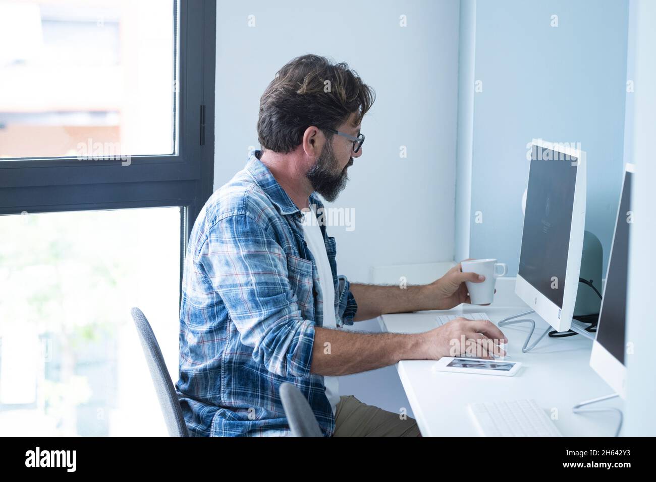 Person operating computer mouse hi-res stock photography and images - Alamy