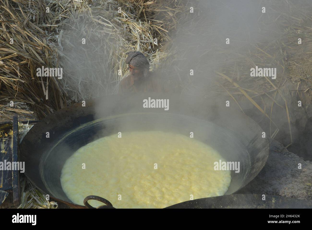 Lahore, Pakistan. 11th Nov, 2021. Pakistani farmers are busy in making ...