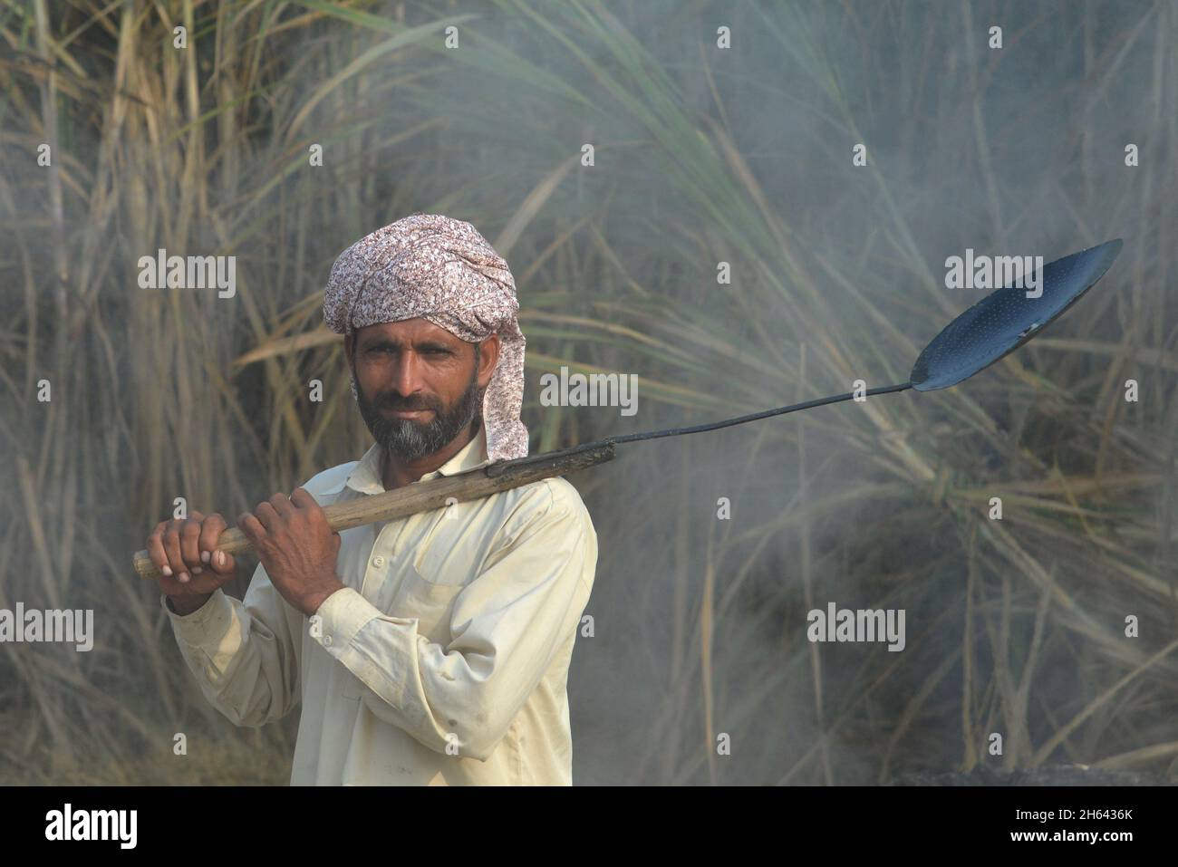 Lahore, Pakistan. 11th Nov, 2021. Pakistani farmers are busy in making ...