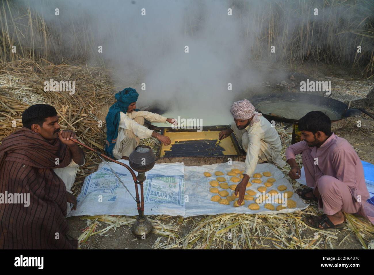 Lahore, Pakistan. 11th Nov, 2021. Pakistani farmers are busy in making ...