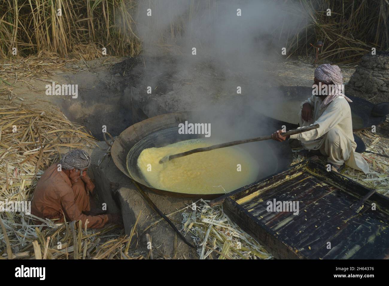 Lahore, Pakistan. 11th Nov, 2021. Pakistani farmers are busy in making ...