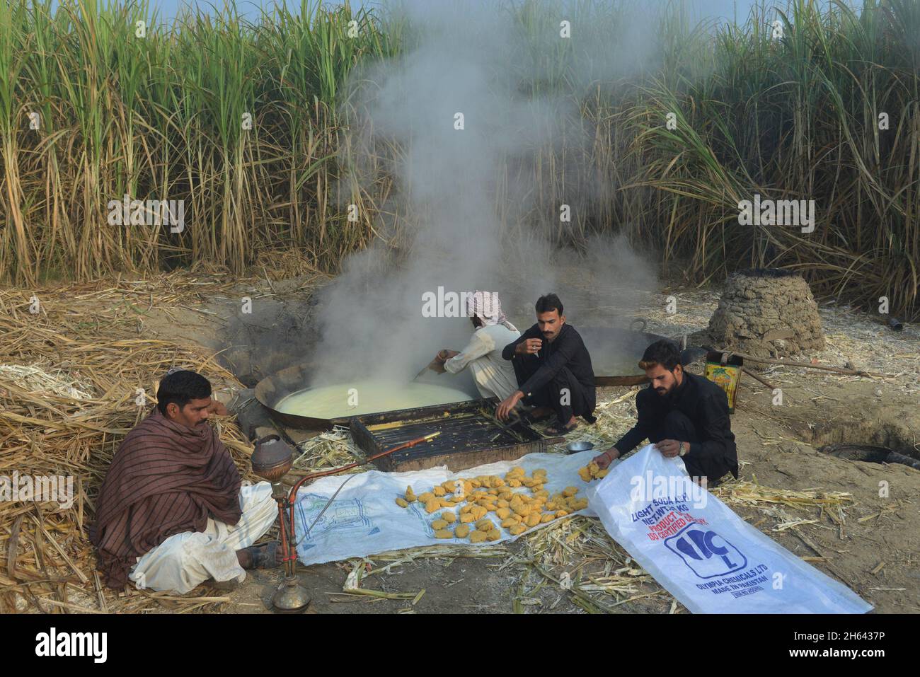 Lahore, Pakistan. 11th Nov, 2021. Pakistani farmers are busy in making ...