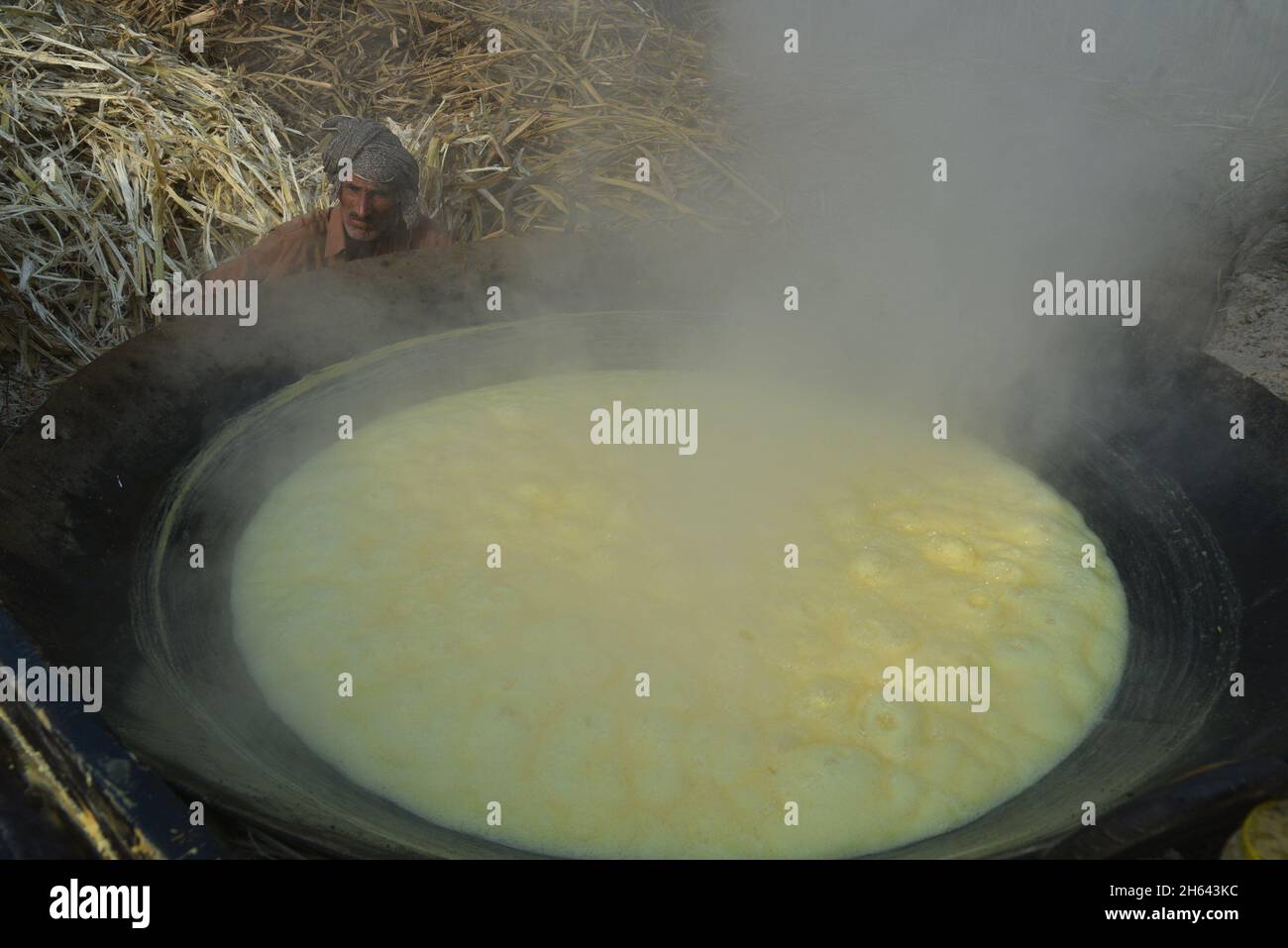 Lahore, Punjab, Pakistan. 11th Nov, 2021. Pakistani farmers are busy in ...