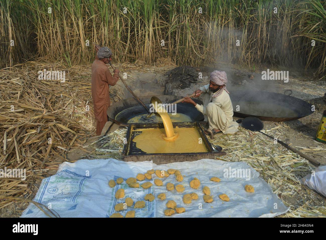 Lahore, Pakistan. 11th Nov, 2021. Pakistani farmers are busy in making ...