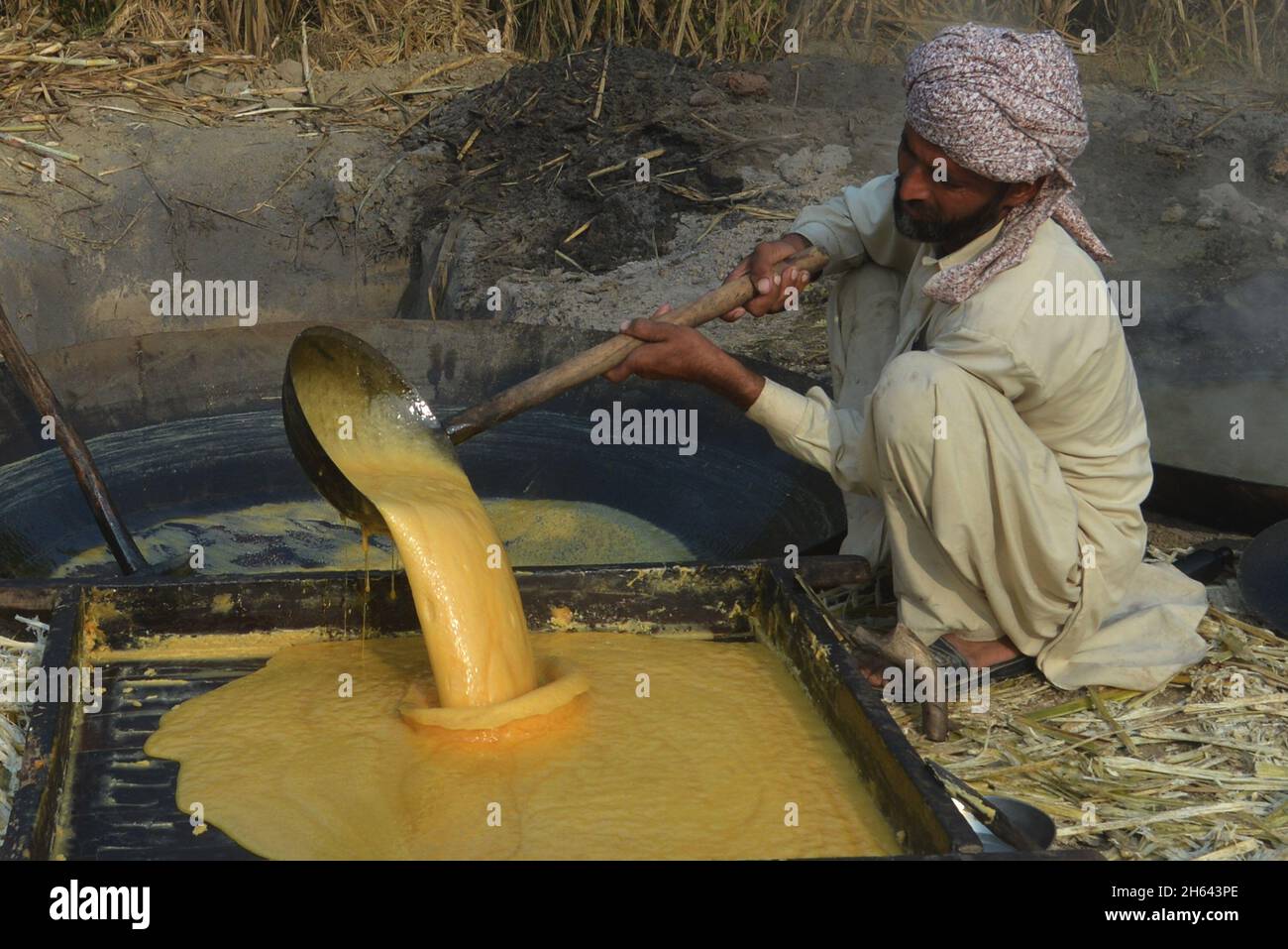 Lahore, Pakistan. 11th Nov, 2021. Pakistani farmers are busy in making ...