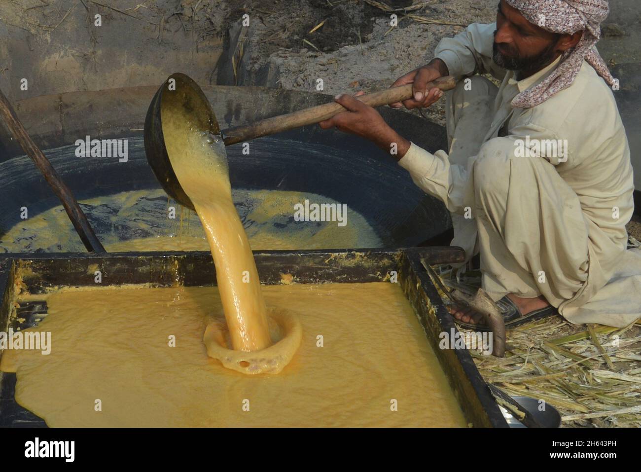 Lahore, Pakistan. 11th Nov, 2021. Pakistani farmers are busy in making ...