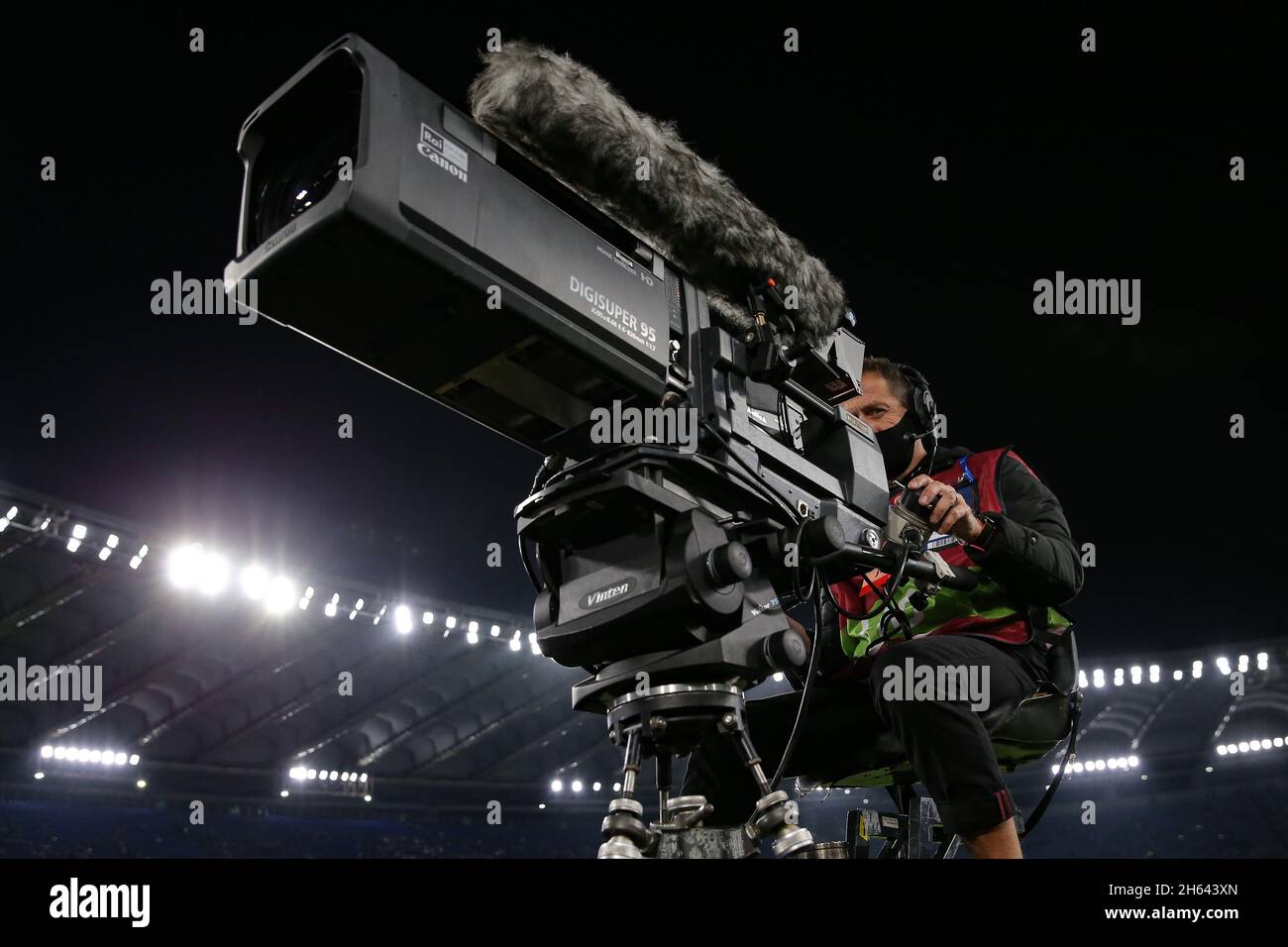 Side to camera hi-res stock photography and images - Alamy