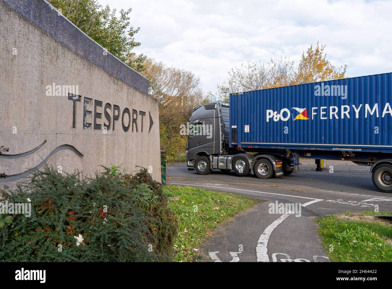 A HGV (heavy goods vehicle) carrying a P&O Ferrymasters cargo container ...