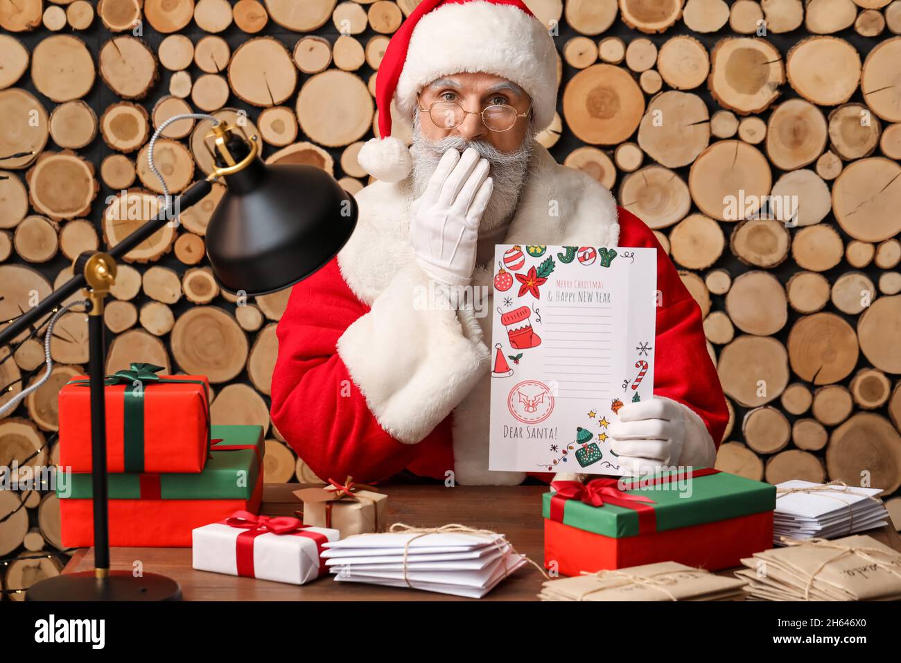 Surprised Santa Claus with empty letter at home on Christmas eve Stock ...