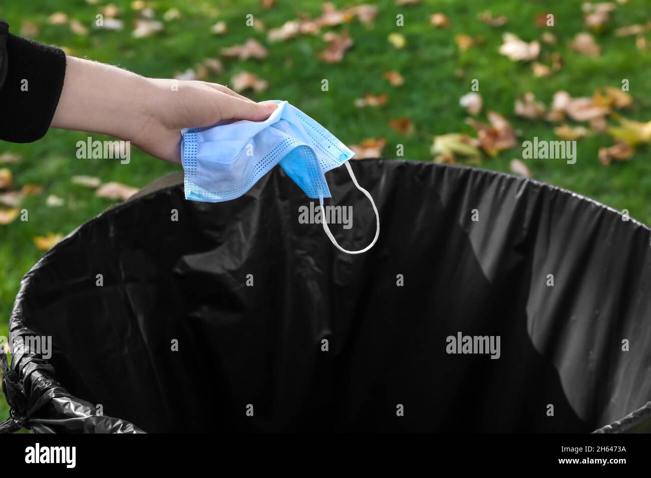 Hand throwing garbage dust bin hi-res stock photography and images - Alamy