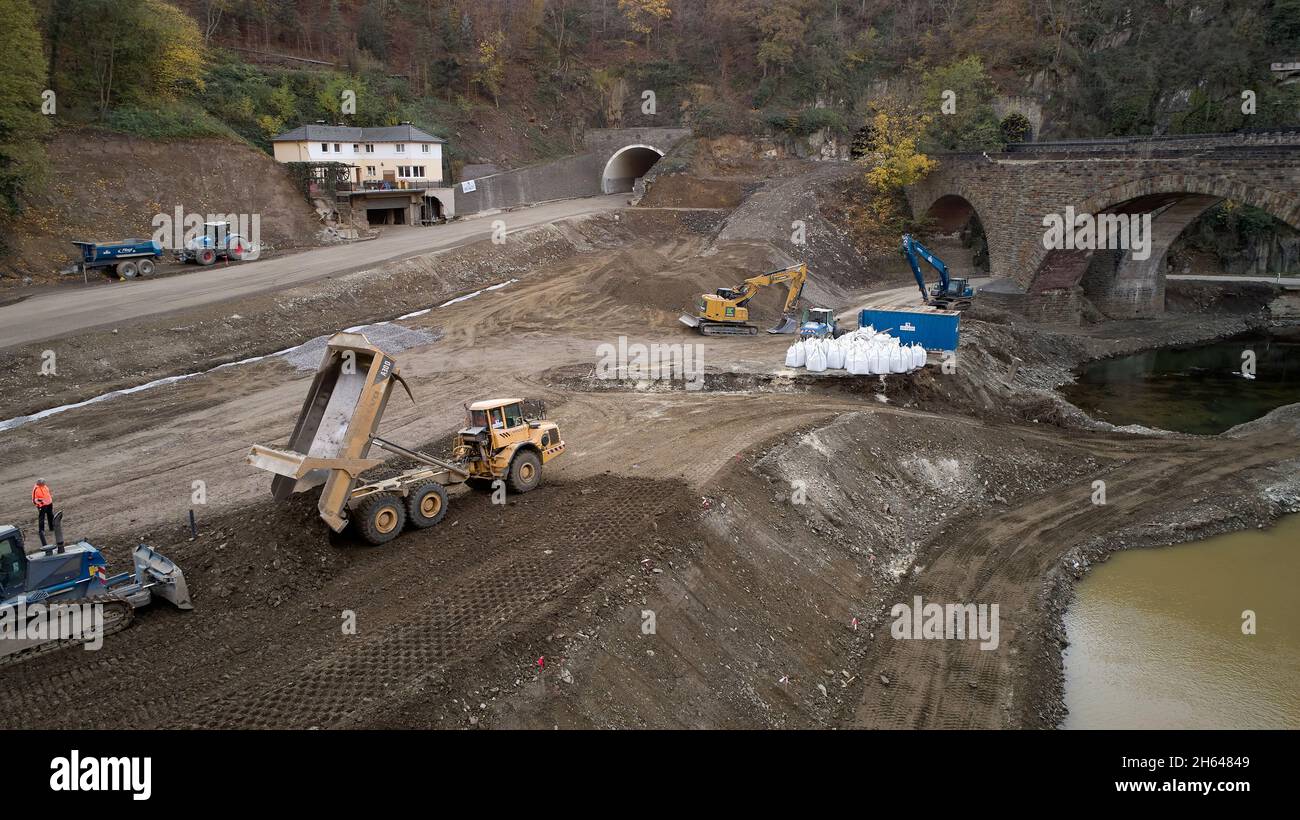 Altenahr, Germany. 09th Nov, 2021. Construction workers with heavy ...