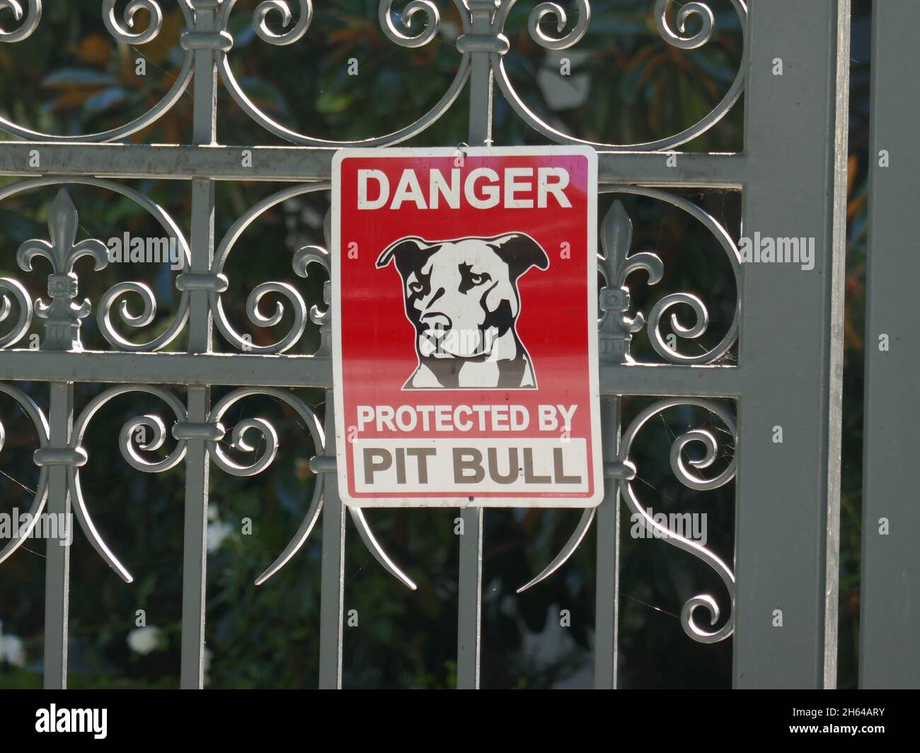 Danger sign pit bull hi-res stock photography and images - Alamy