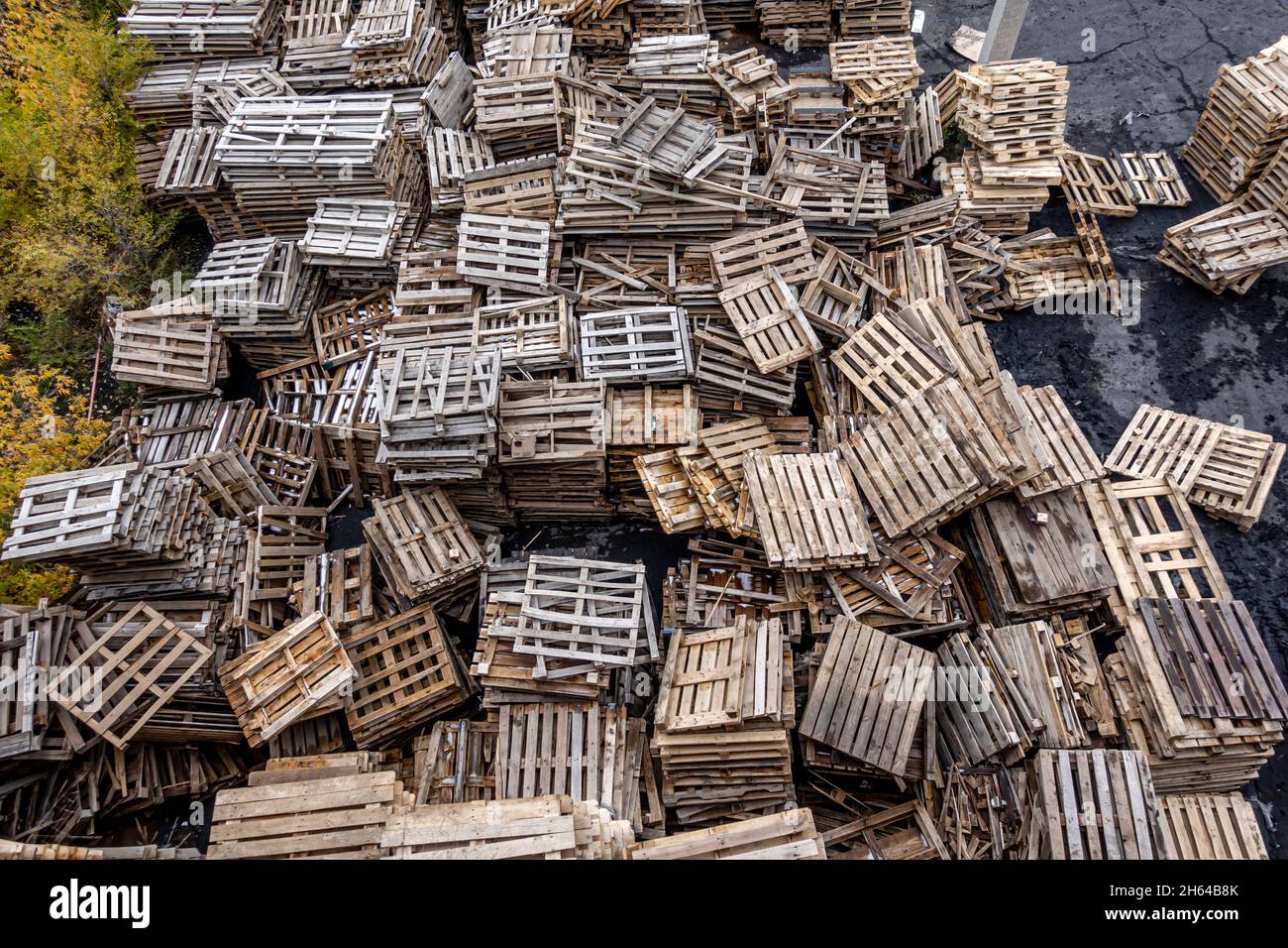 Heap of chaotically thrown in wooden pallets Stock Photo - Alamy
