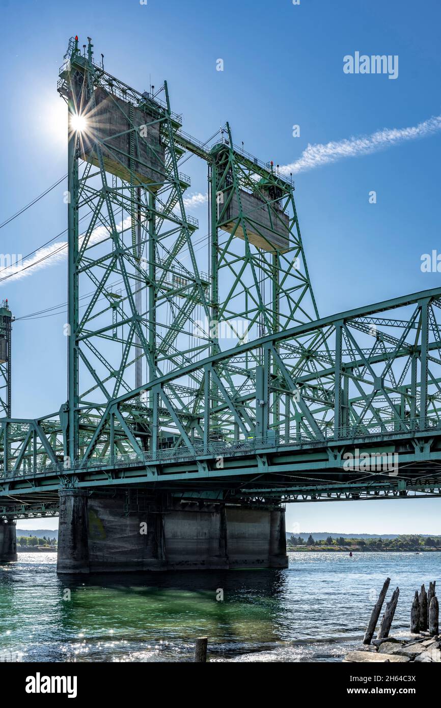 An arched sectional truss lift Columbia River Interstate drawbridge ...