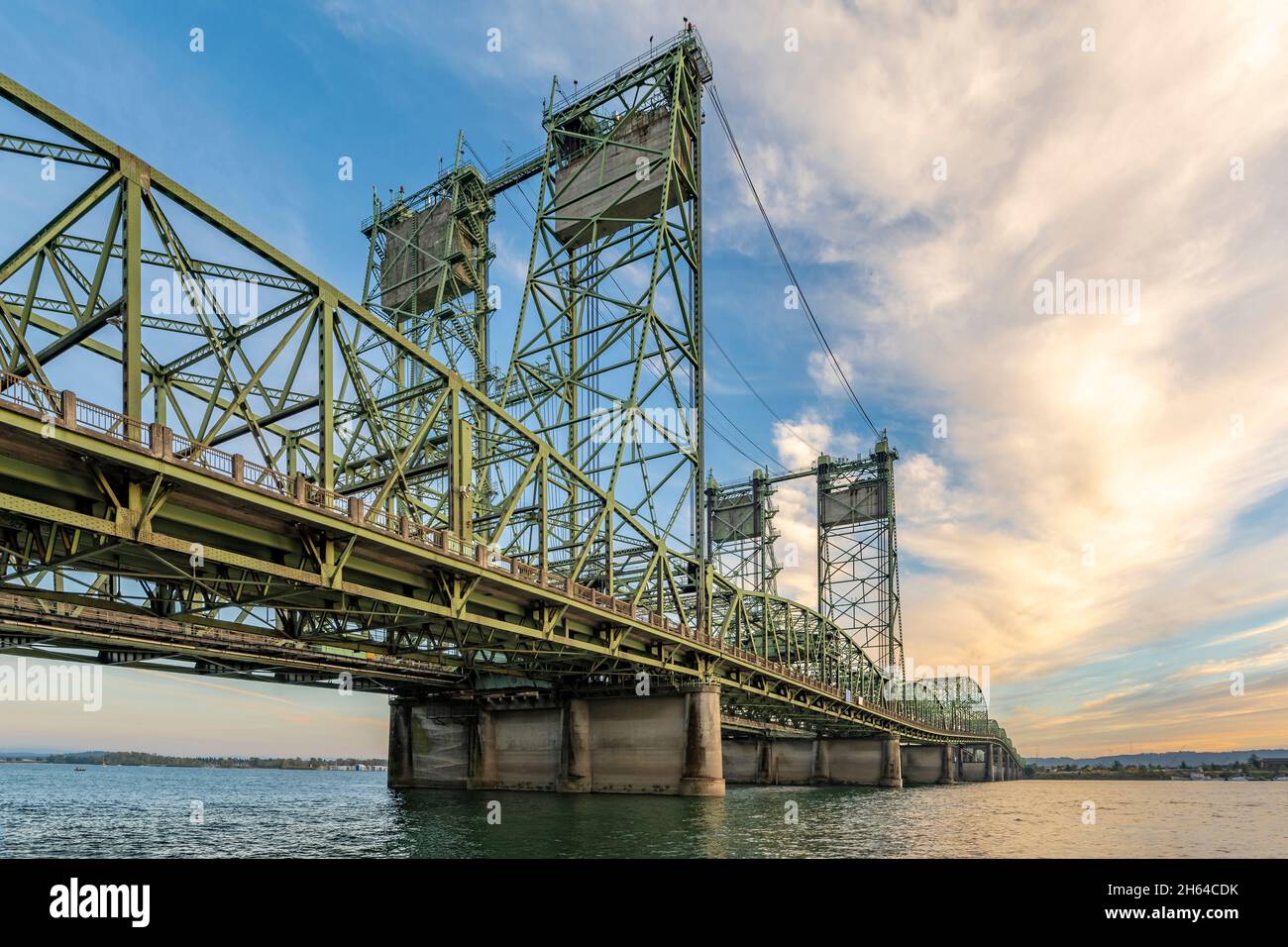 Arched sectional truss lift Columbia River Interstate Lift Bridge over ...