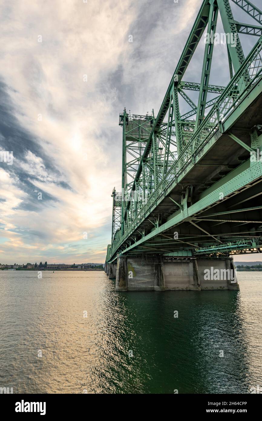 Arched sectional truss lift Columbia River Interstate Lift Bridge over ...