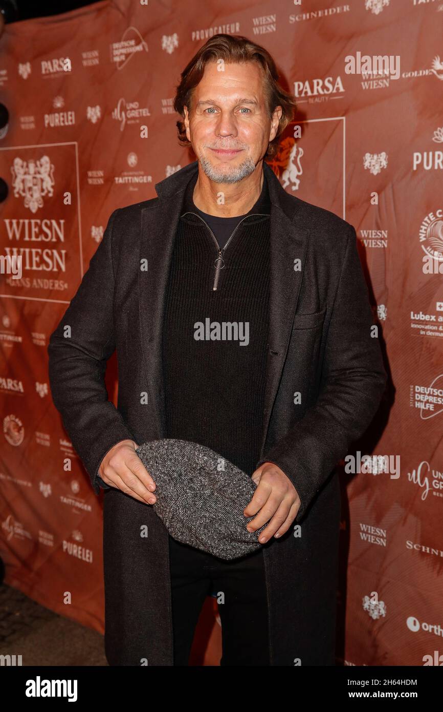 Berlin, Germany. 12th Nov, 2021. Thomas Heinze comes to the charity ...