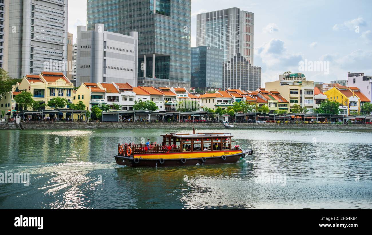 Shop houses with a Bump Boat cruise along Boat Quay, Singapore River ...