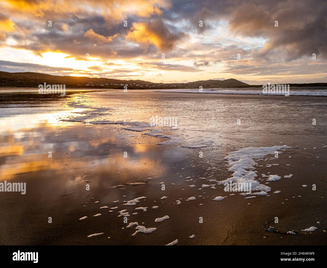 Dramatic sunset at Narin Strand by Portnoo, County Donegal in Ireland ...