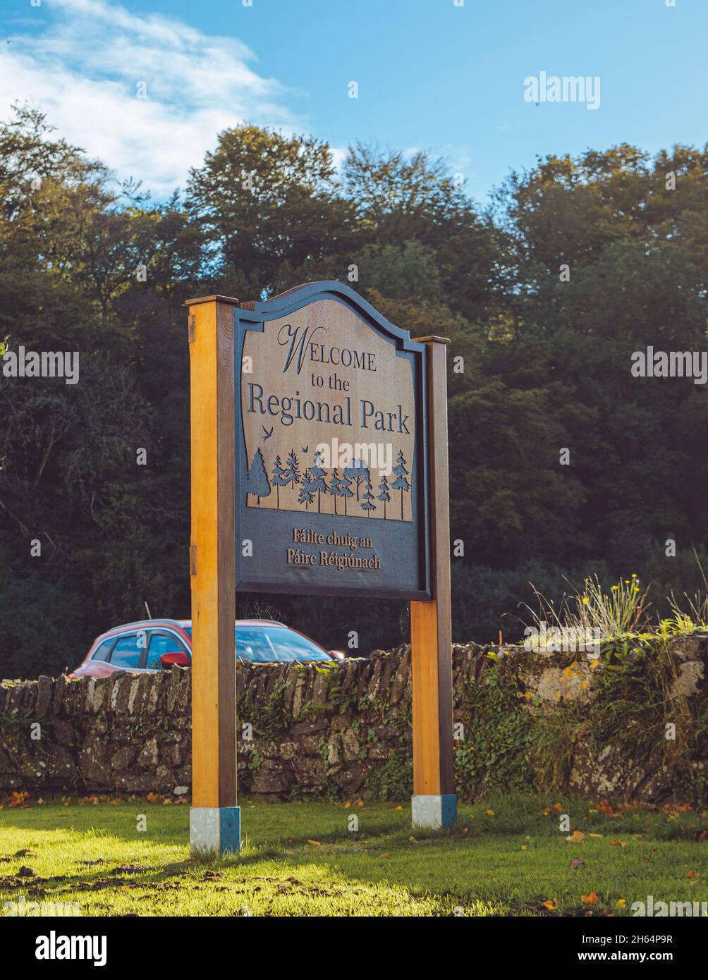Welcoming sign on the road near the par Stock Photo - Alamy
