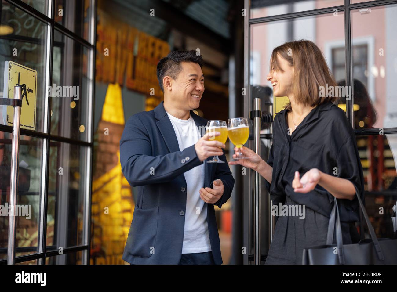 Woman and man drinking cocktails at cafe Stock Photo - Alamy