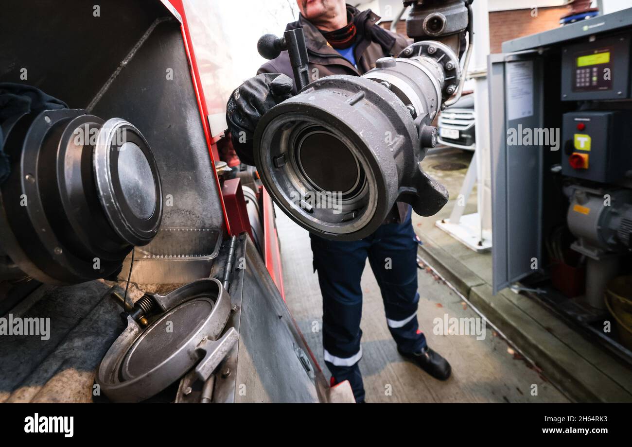Filling oil truck tanker hi-res stock photography and images - Alamy