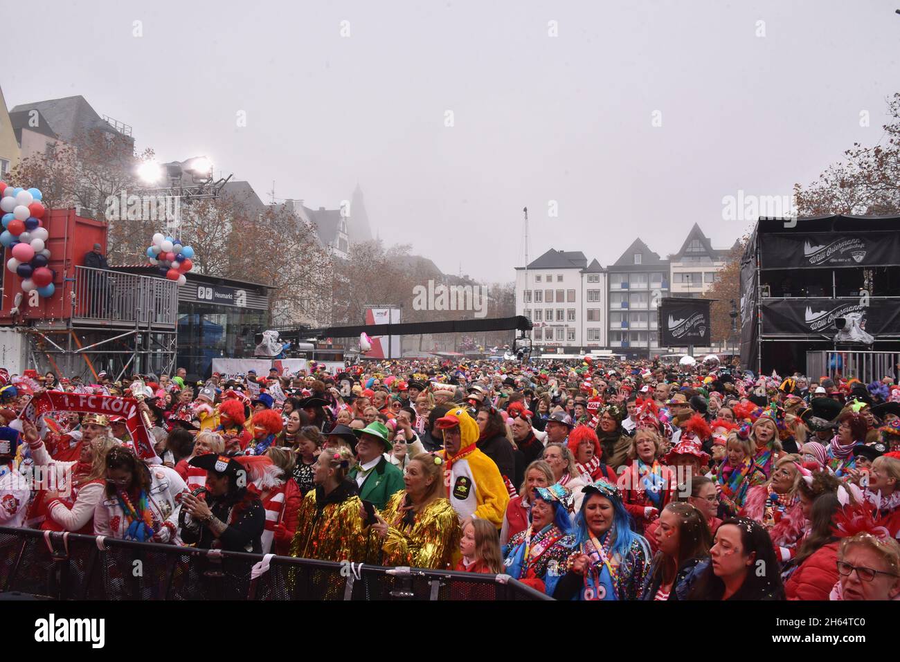Cologne, Germany. 11th Nov, 2021. Carnivalists in costume in front of ...