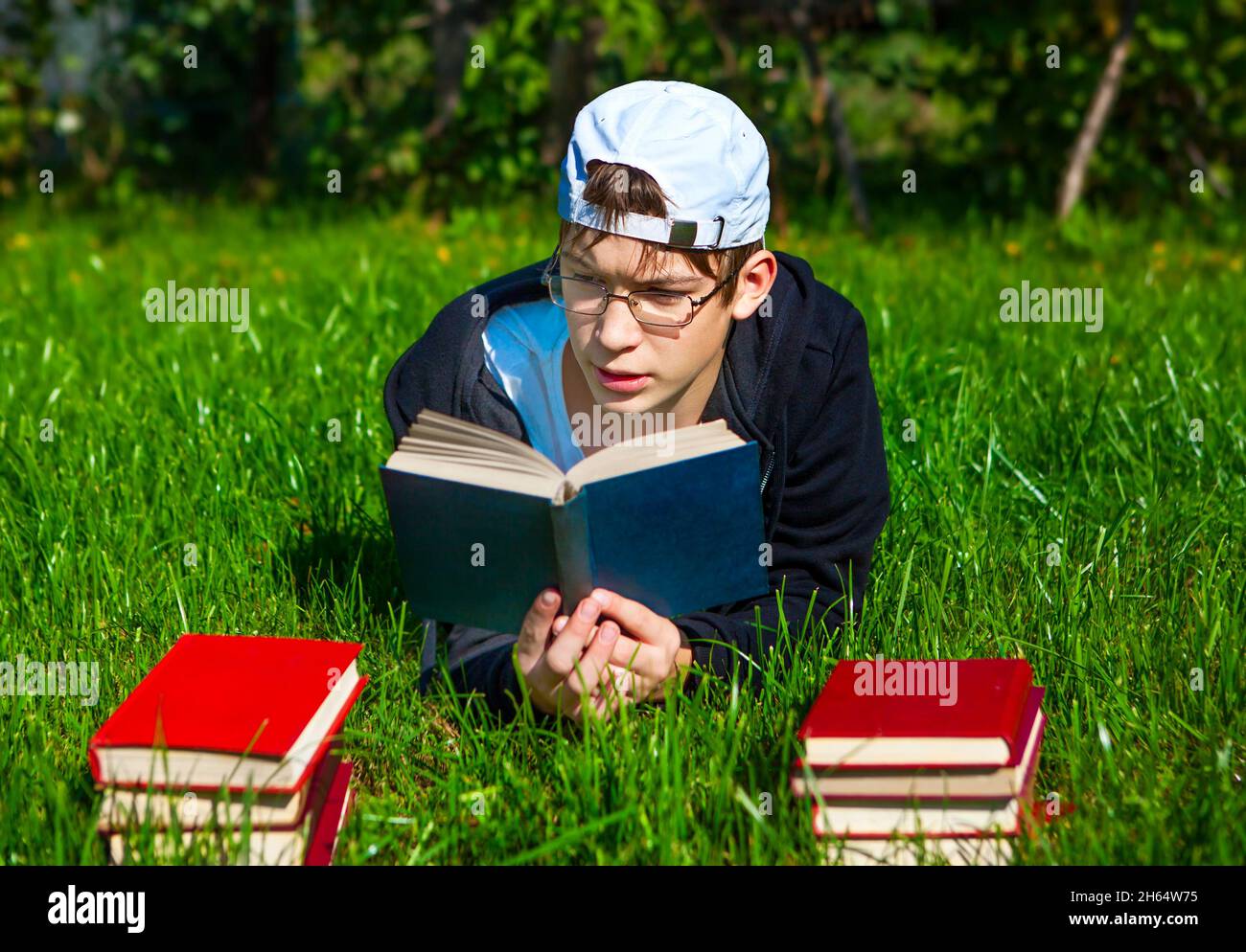 Read a books hi-res stock photography and images - Alamy