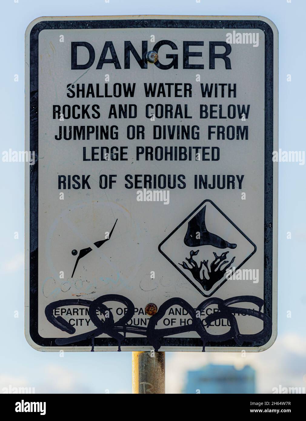 Dangerous currents no swimming sign hi-res stock photography and images ...