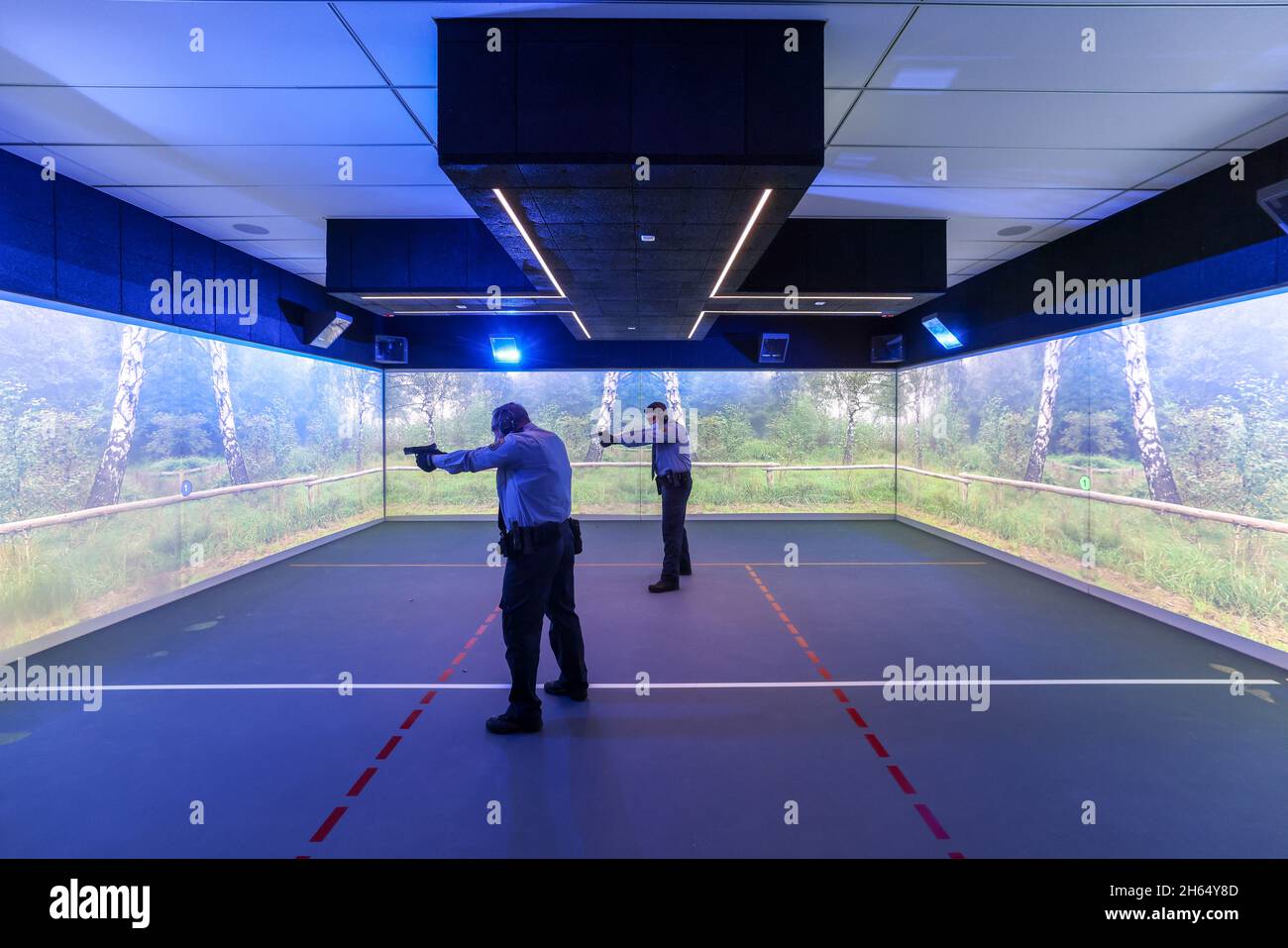 10 November 2021, Saxony, Schneeberg: Two police officers train on the ...