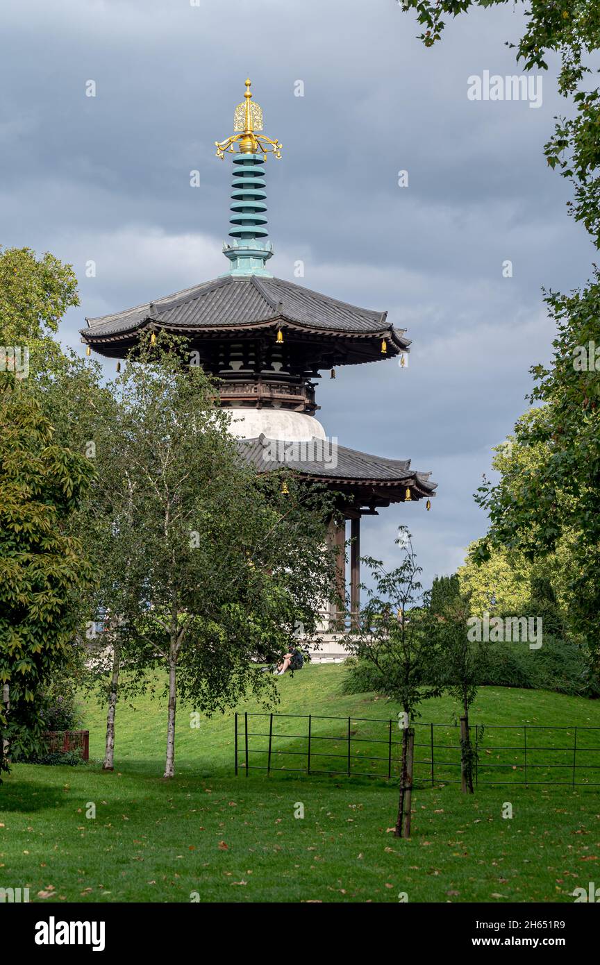 The London Peace Pagoda - Battersea Park Stock Photo - Alamy