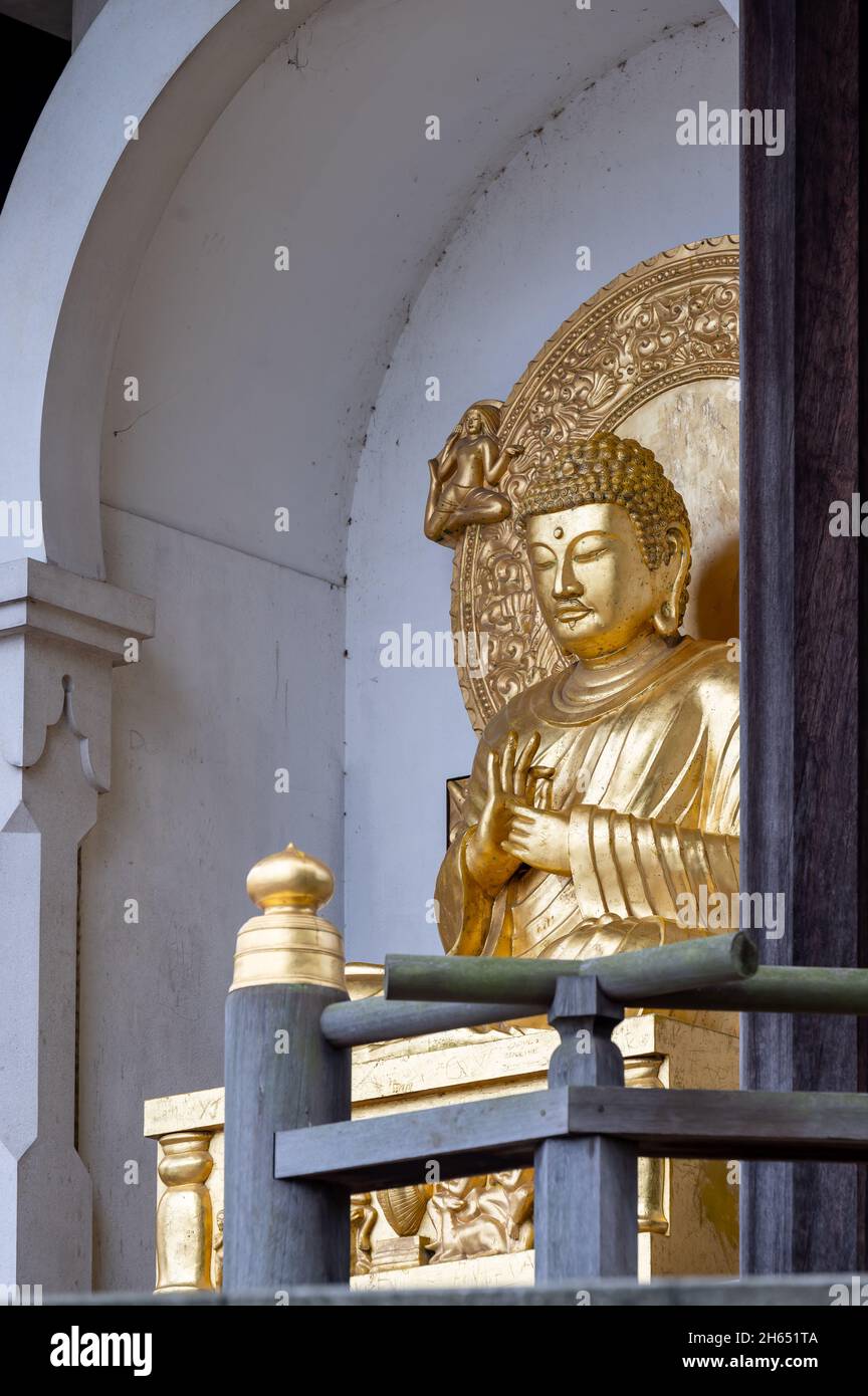 The London Peace Pagoda - Battersea Park Stock Photo - Alamy