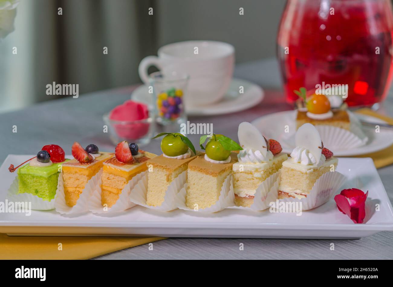 Wedding cake cut into pieces hi-res stock photography and images - Alamy