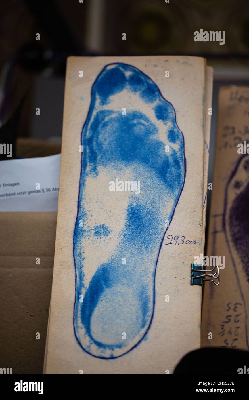 Footprint at the orthopedic master, old-fashioned method of a footprint ...